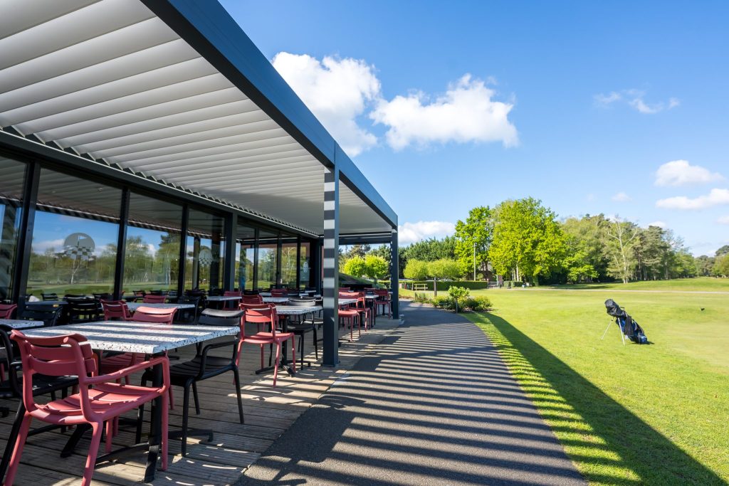 Unique en Sarthe, une pergola bioclimatique à pans coupés O'Resto du ...